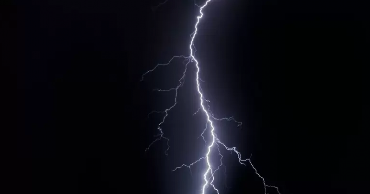 Murió impactada por rayo cuando se escampaba con sus hijos, en ...