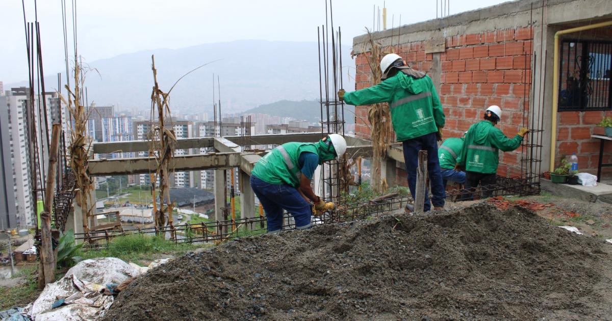 Medellín: Derribaron cuatro viviendas ilegales en el barrio la Divisa | Alerta Paisa